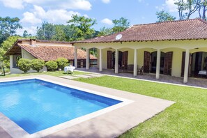 Piscina externa, espreguiçadeiras
