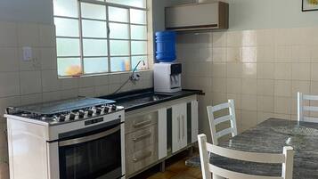 Villa | Cozinha privada | Um frigorífico, um micro-ondas, um forno, uma placa de cozinha