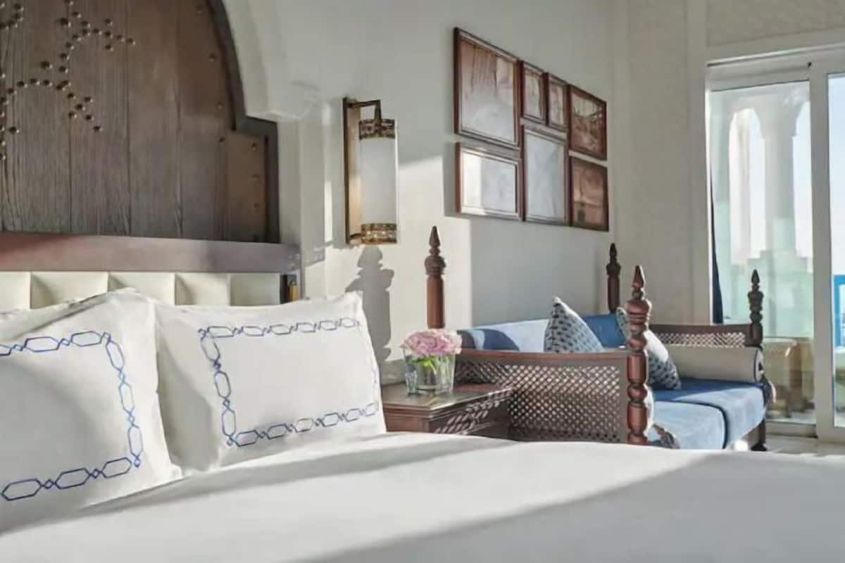 Roupas de cama premium, frigobar, cofres nos quartos, cortinas blackout