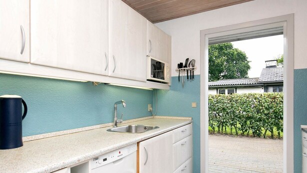 Um frigorífico, um micro-ondas, uma placa de cozinha 