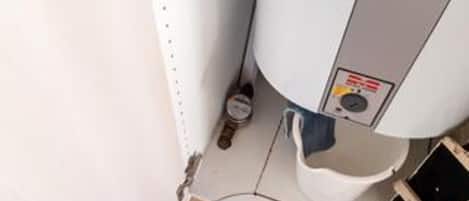 Casa de banho com sanita, bidé e painel de controlo com aviso.