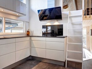 Casa | Cozinha privada | Uma cadeira de bebé 