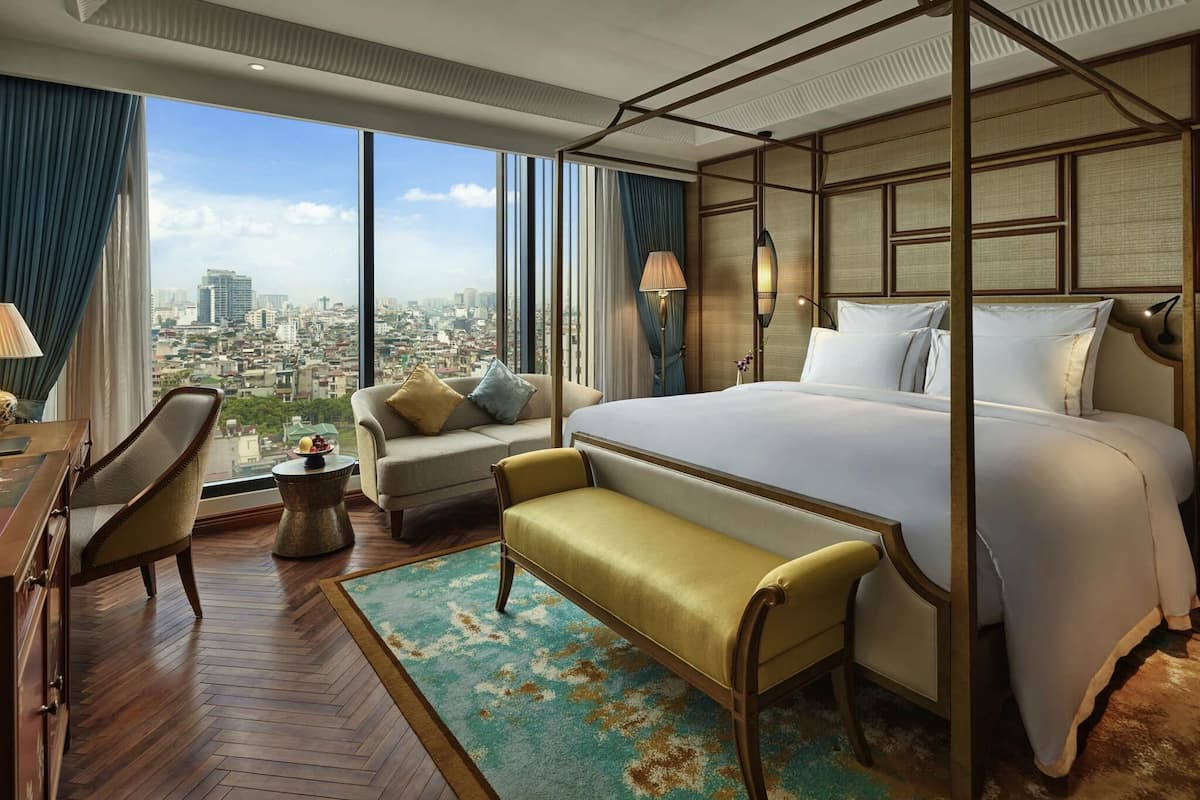 Grand Deluxe, King Bed, High Floor | Roupa hipoalergénica, cofre no quarto, secretária