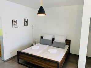Quarto quádruplo básico | Roupas de cama antialérgicas, frigobar, escrivaninha
