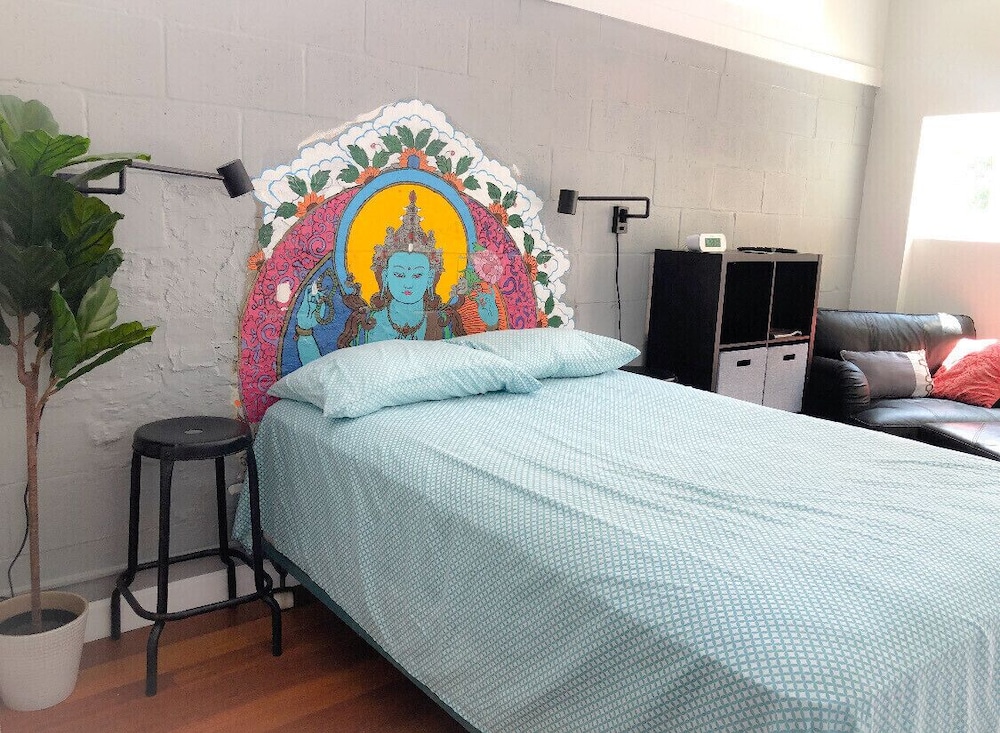 Adorable Modern Studio East - 10 Minutes To The Beach And 5 Minutes To Downtown - St. Petersburg, FL