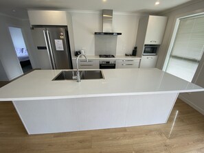 Dúplex, 3 quartos | Cozinha privada | Um frigorífico/congelador grande, um micro-ondas, um forno 