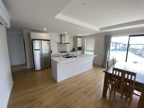 Dúplex, 3 quartos | Cozinha privada | Um frigorífico/congelador grande, um micro-ondas, um forno 