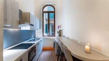 Apartamento Familiar | Cozinha privada | Minifrigorífico, uma placa de cozinha, uma máquina de café expresso
