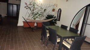 Apartamento, 2 quartos, fumadores, varanda | Restaurantes