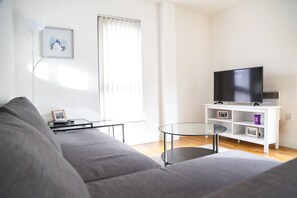 Apartamento, 2 quartos | Televisão