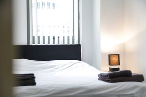 Apartamento, 2 quartos | 2 quartos, secretária adequada para computadores portáteis 