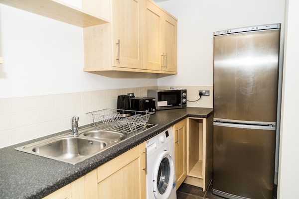 Apartamento, 2 quartos | Cozinha privada | Geladeira grande, micro-ondas, fogão, cooktop