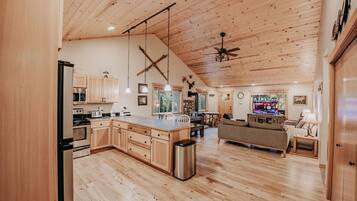 Cabine, 3 quartos | Cozinha privada | Um frigorífico, um forno, uma cafeteira/bule, uma torradeira