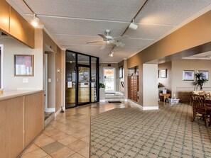 Apartamento em Condomínio Fechado, 2 quartos | Lobby