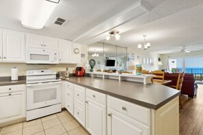 Apartamento em Condomínio Fechado, 2 quartos | Cozinha privada | Um frigorífico, um forno, uma cafeteira/bule 