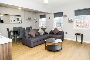 Apartamento Superior, 2 quartos | Sala de estar | Televisor de ecrã plano de 46 polegadas com canais digitais, televisor 