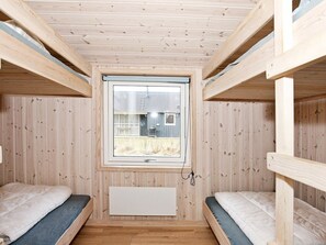 4 quartos, berços/camas para crianças 