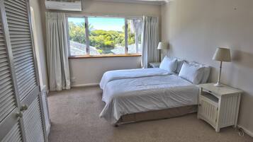 Villa, 3 quartos, pátio, vista para o jardim | 3 quartos, quartos insonorizados, ferro/tábua de engomar, Wi-fi grátis