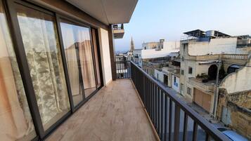 Apartamento, 2 quartos, varanda, Vista para a cidade | Terrenos do alojamento