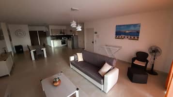 Apartamento, 2 quartos, varanda, Vista para a cidade | Sala de estar