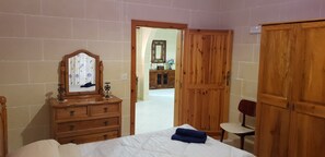 3 quartos, ferros/tábuas de passar roupa, roupa de cama