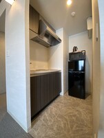Apartamento (Shin) | Kitchenette privada | Um frigorífico, um micro-ondas, uma placa de cozinha 