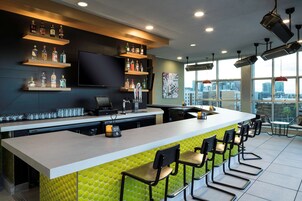 2 bares/lounges, bar na cobertura