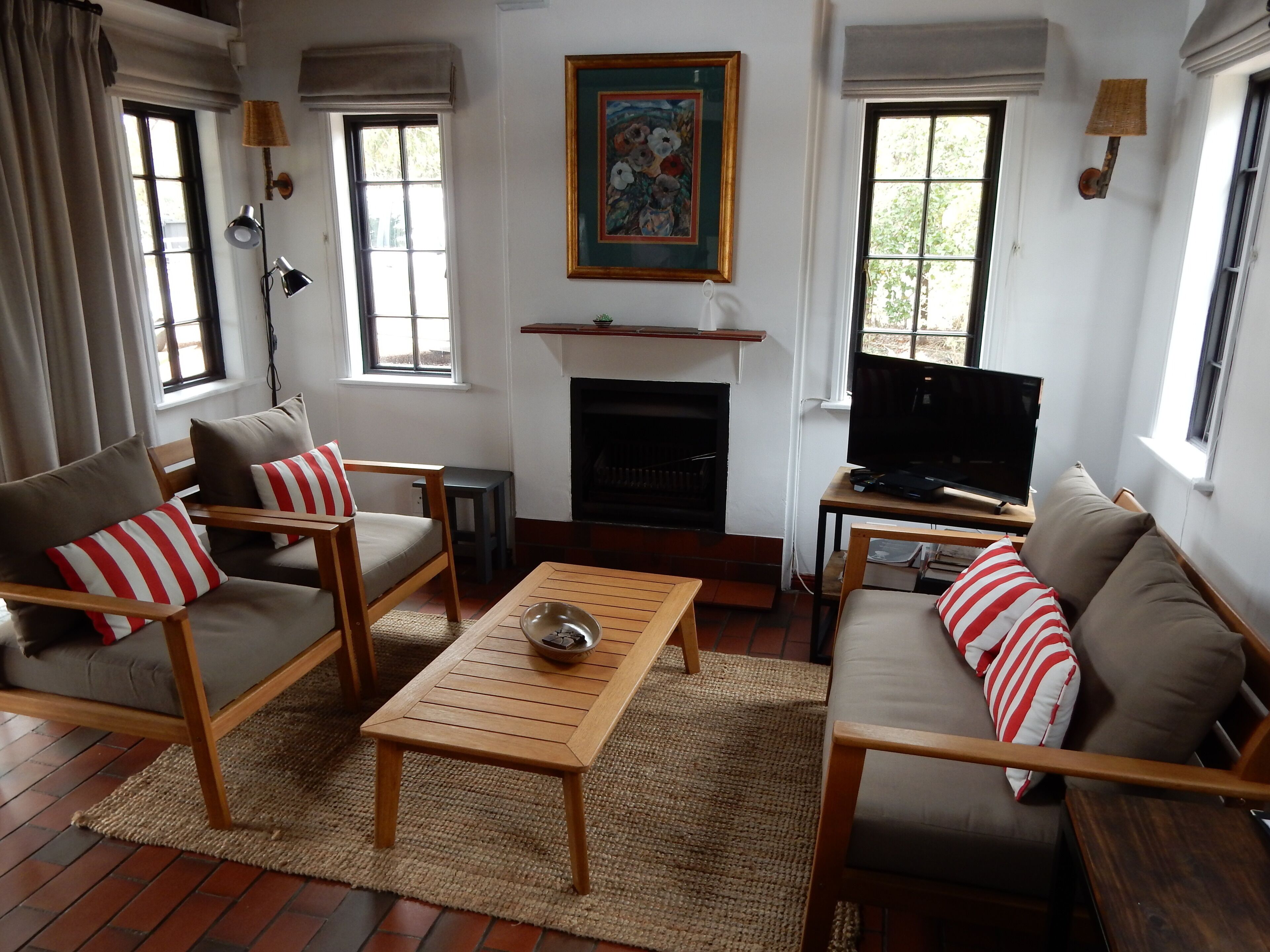 Casa de campo conforto, 2 quartos | Área de estar | TV de tela plana 32 polegadas com canais via satélite, TV