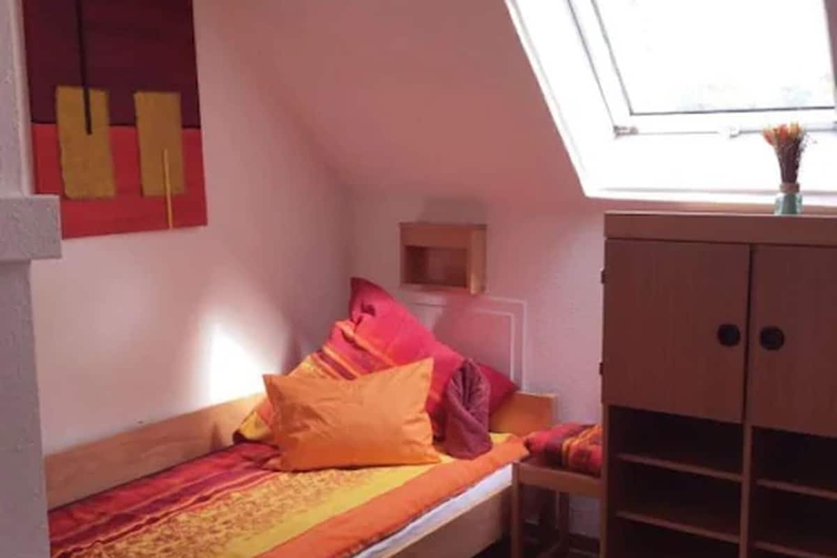 Quarto Duplo Standard, 2 camas individuais, casa de banho partilhada (Hauptgebäude, Zimmer Nr. 8) | Ferro/tábua de engomar, Wi-fi grátis, roupa de cama fornecida 