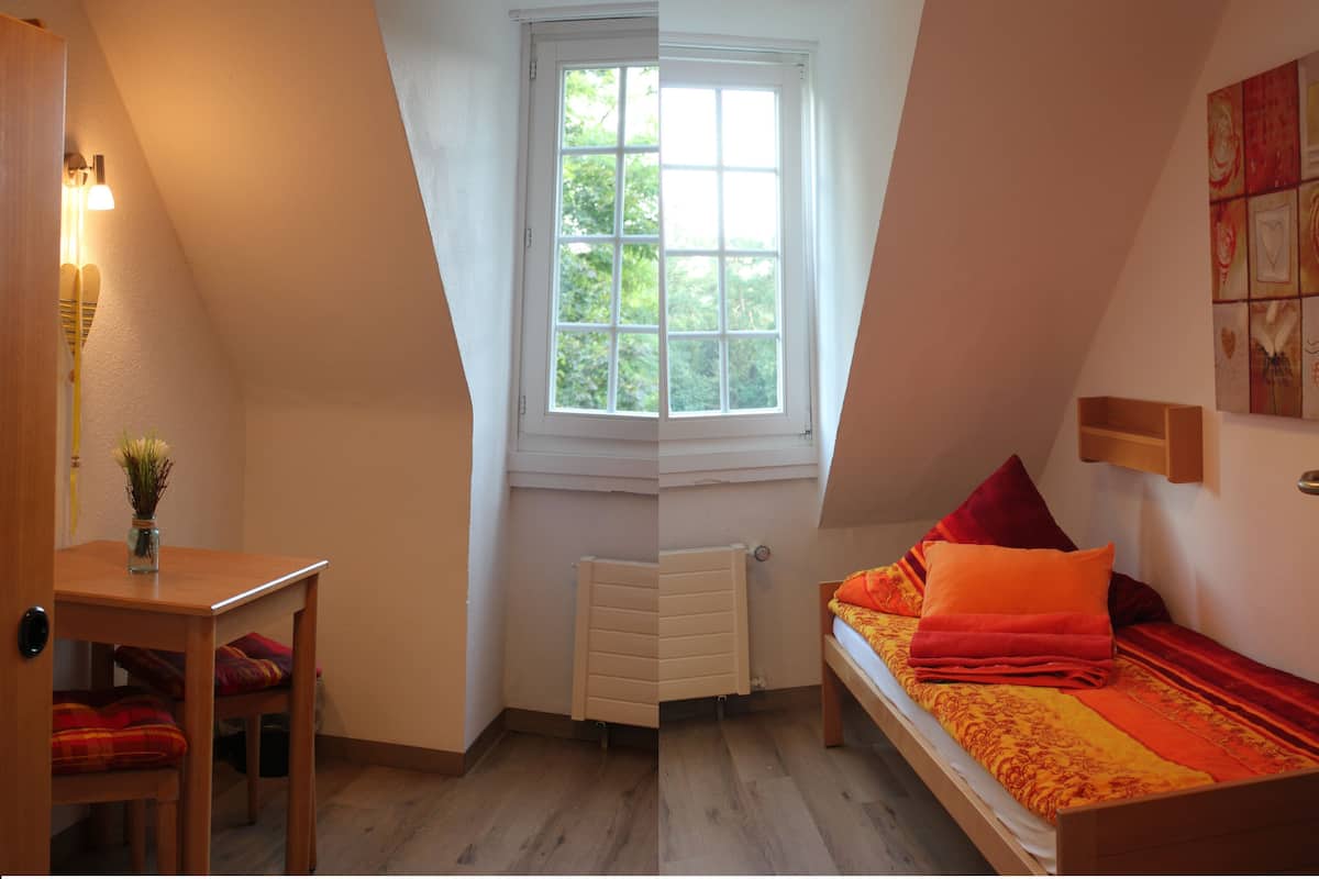 Quarto Individual, casa de banho partilhada (Hauptgebäude, Zimmer Nr. 10) | Ferro/tábua de engomar, Wi-fi grátis, roupa de cama fornecida 