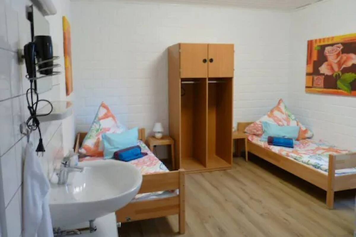 Quarto Triplo, casa de banho partilhada (Hauptgebäude, Zimmer Nr. 1) | Ferro/tábua de engomar, Wi-fi grátis, roupa de cama fornecida 