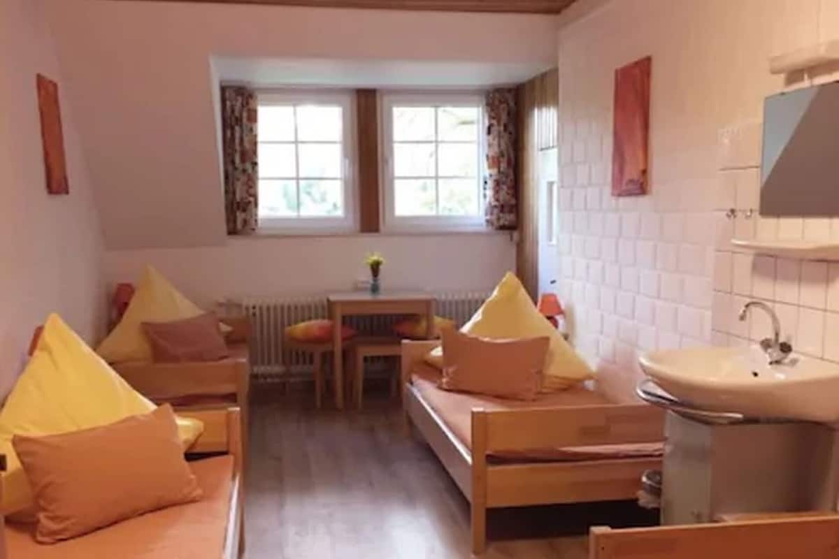 Quarto Quádruplo Clássico, casa de banho partilhada (Hauptgebäude, Zimmer Nr. 2) | Ferro/tábua de engomar, Wi-fi grátis, roupa de cama fornecida 