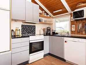 Casa | Cozinha privada | Uma cadeira de bebé 