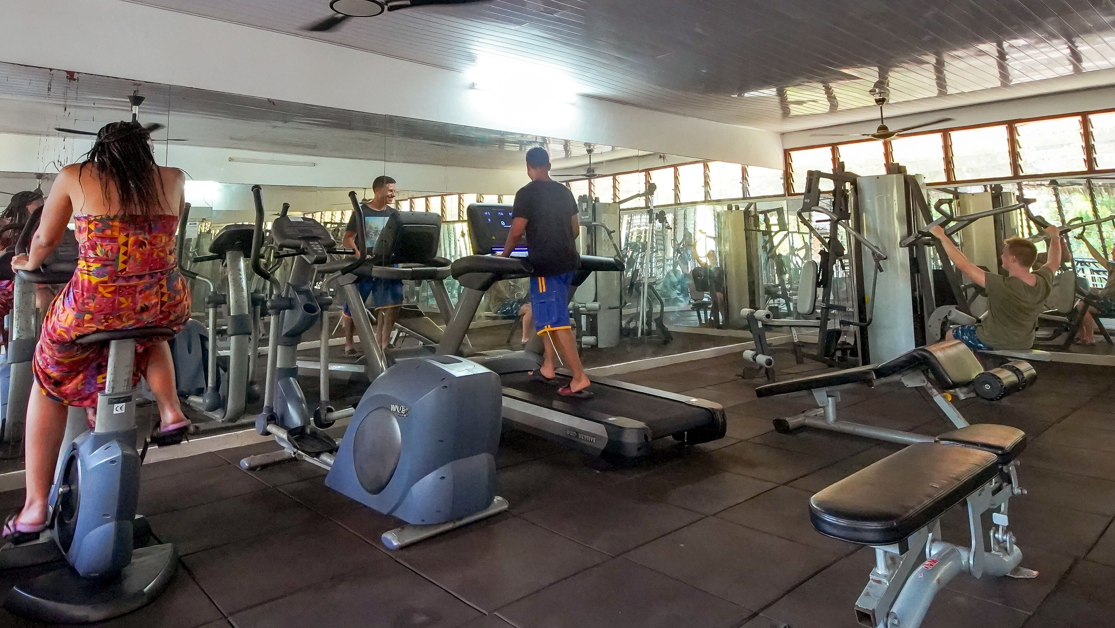 Academia com esteiras, elípticos e equipamentos de musculação.