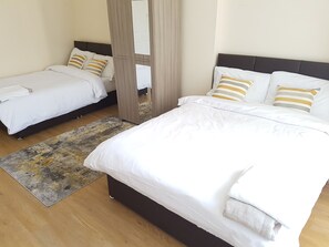 Quarto Quádruplo Básico, frigorífico | Com decoração personalizada, com mobília individualizada