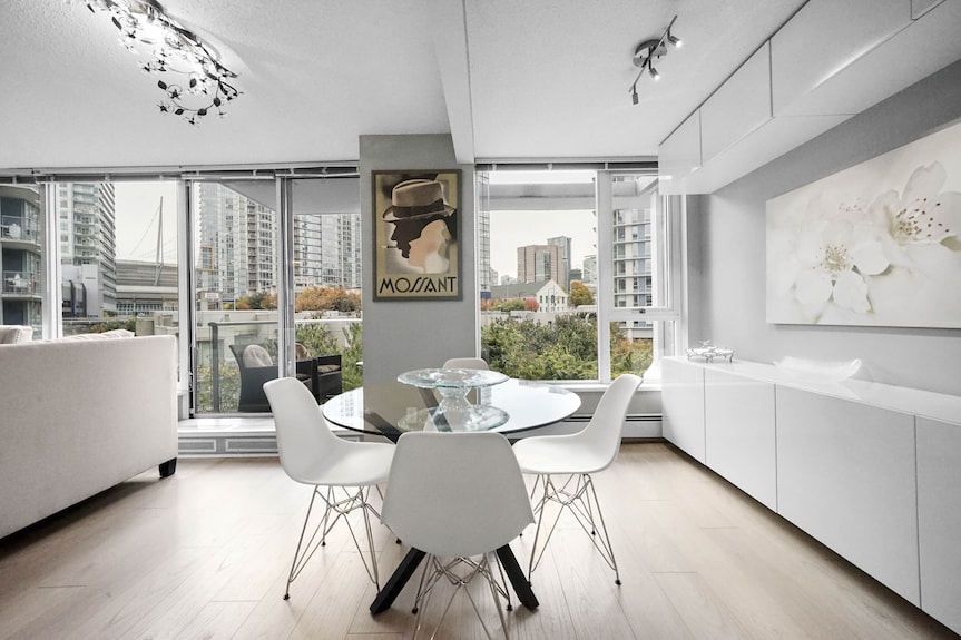 Designer 3 Bed Luxurious Finishings! Sleeps 8. Communal Hot Tub Pool Dry Sauna - Vancouver