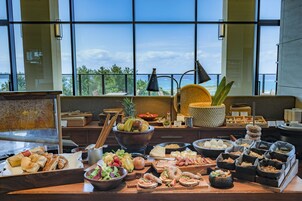 Café da manhã com buffet todos os dias mediante uma taxa