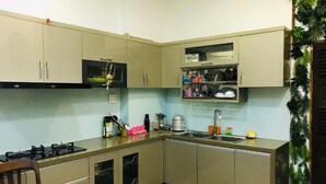 Uma cozinha compacta com fogão a gás, forno embutido e pia.