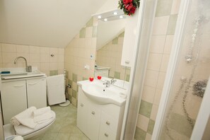 Apartamento Familiar, 2 quartos, 2 casas de banho, junto à montanha (Appartamento Malù Morgana) | Casa de banho | Um polibã, um chuveiro fixo, um secador de cabelo, um bidé