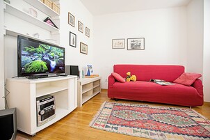 Apartamento Familiar, vários quartos, junto ao lago (Appartamento Centro Storico Riva 2) | Sala de estar | TV de ecrã plano 