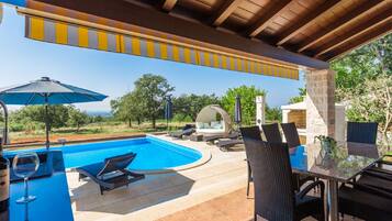 Villa | Piscina | Piscina interior, piscina exterior