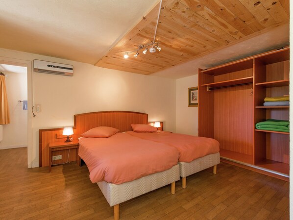 Casa | 11 quartos, individualmente mobiliados, roupa de cama