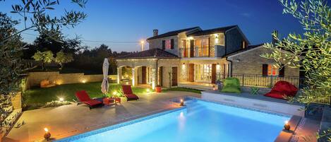 Vila | Piscina | Piscina interna, piscina externa