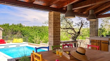 Vila | Piscina | Piscina interna, piscina externa