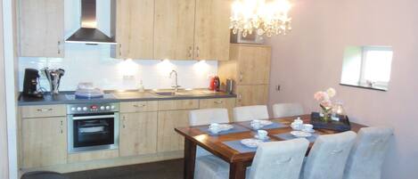 Casa | Cozinha privada | Um micro-ondas, uma máquina de lavar louça, uma cadeira de bebé