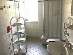 Villa | Casa de banho | Um polibã, um secador de cabelo 