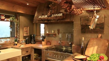 Chalé | Cozinha privada | Uma cadeira de bebé