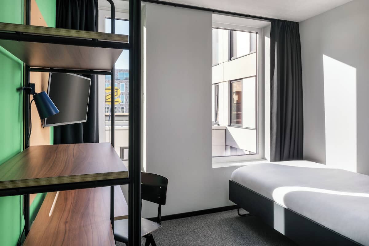 Quarto solteiro standard | Roupas de cama premium, cofres nos quartos, escrivaninha