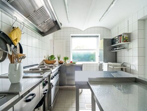 Casa | Cozinha privada | Um micro-ondas, uma placa de cozinha, uma cadeira de bebé 