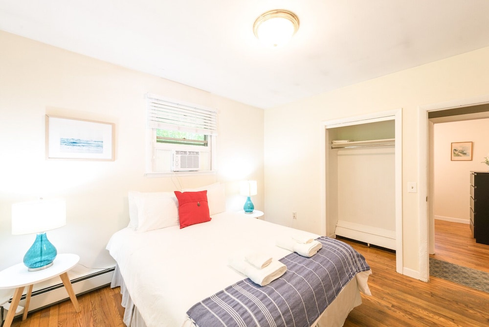 Fully Stocked Vacation Home With Large Private Yard, Decks And Bbq Gas Grill - Rhode Island